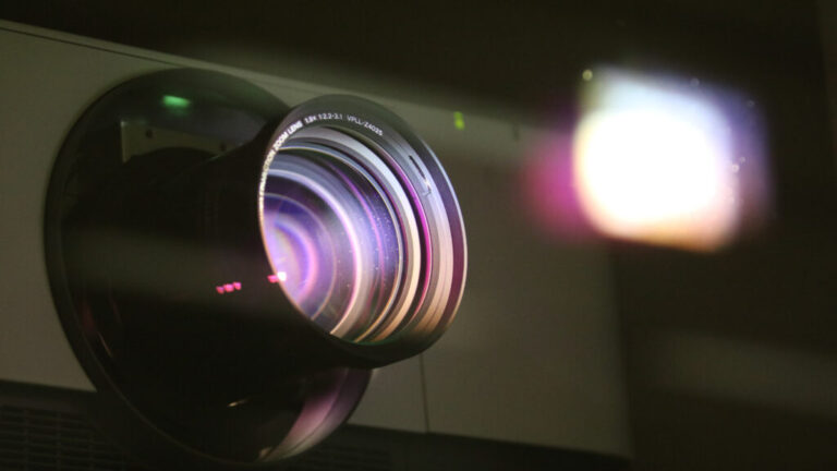 [図解]プロジェクター投影方式の違いを解説[LCD・LCOS・DLPとは]