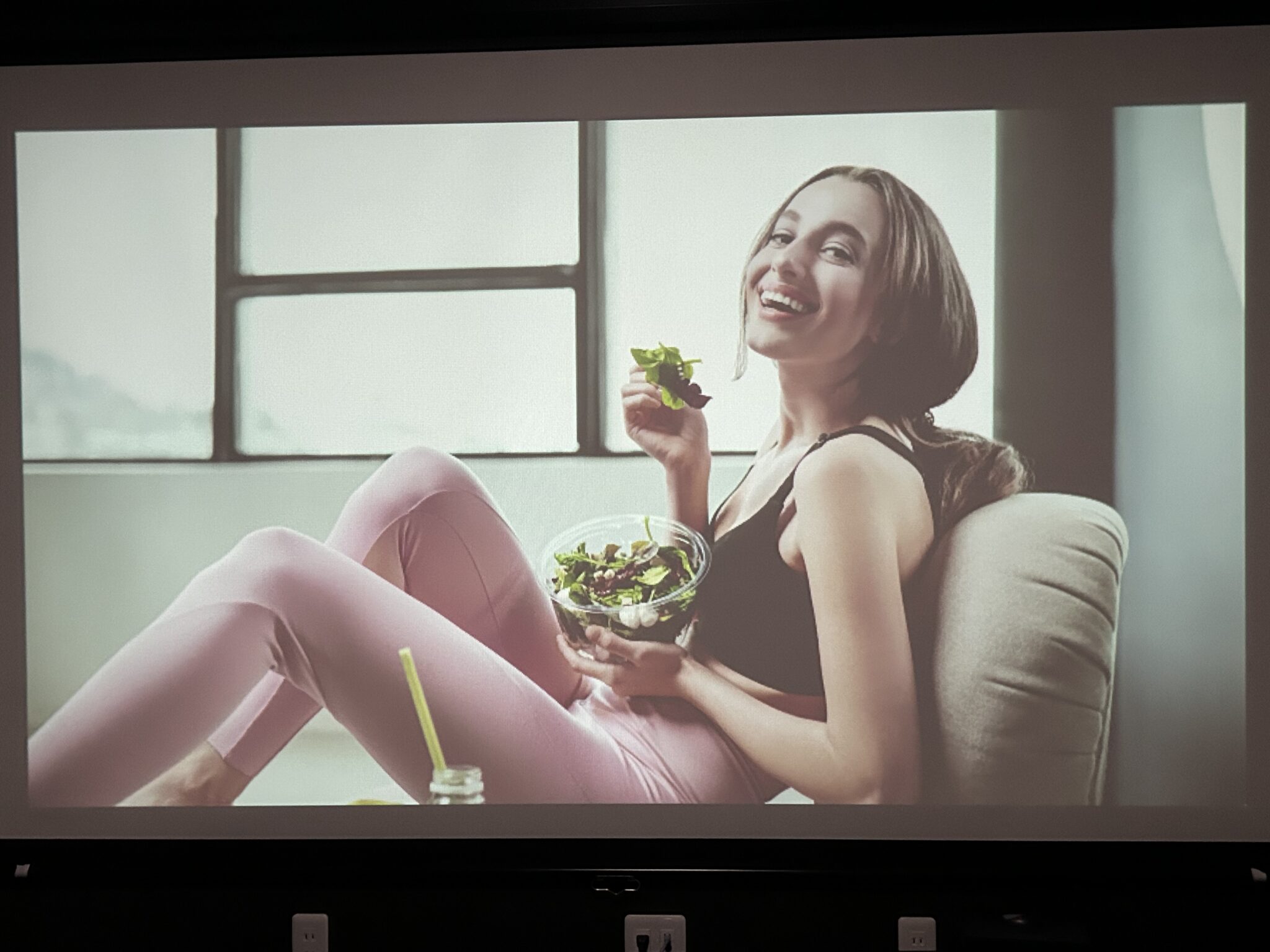 【口コミが知りたい人必見】Cinemage miniを徹底レビュー【超軽量の国産モバイルプロジェクター】