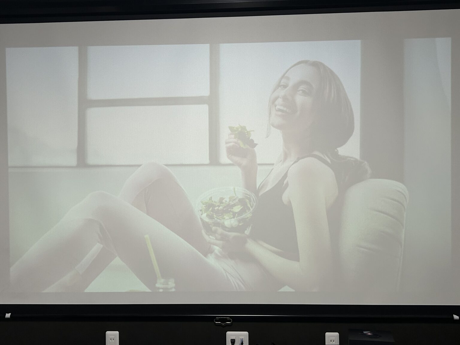 【口コミが知りたい人必見】Cinemage miniを徹底レビュー【超軽量の国産モバイルプロジェクター】