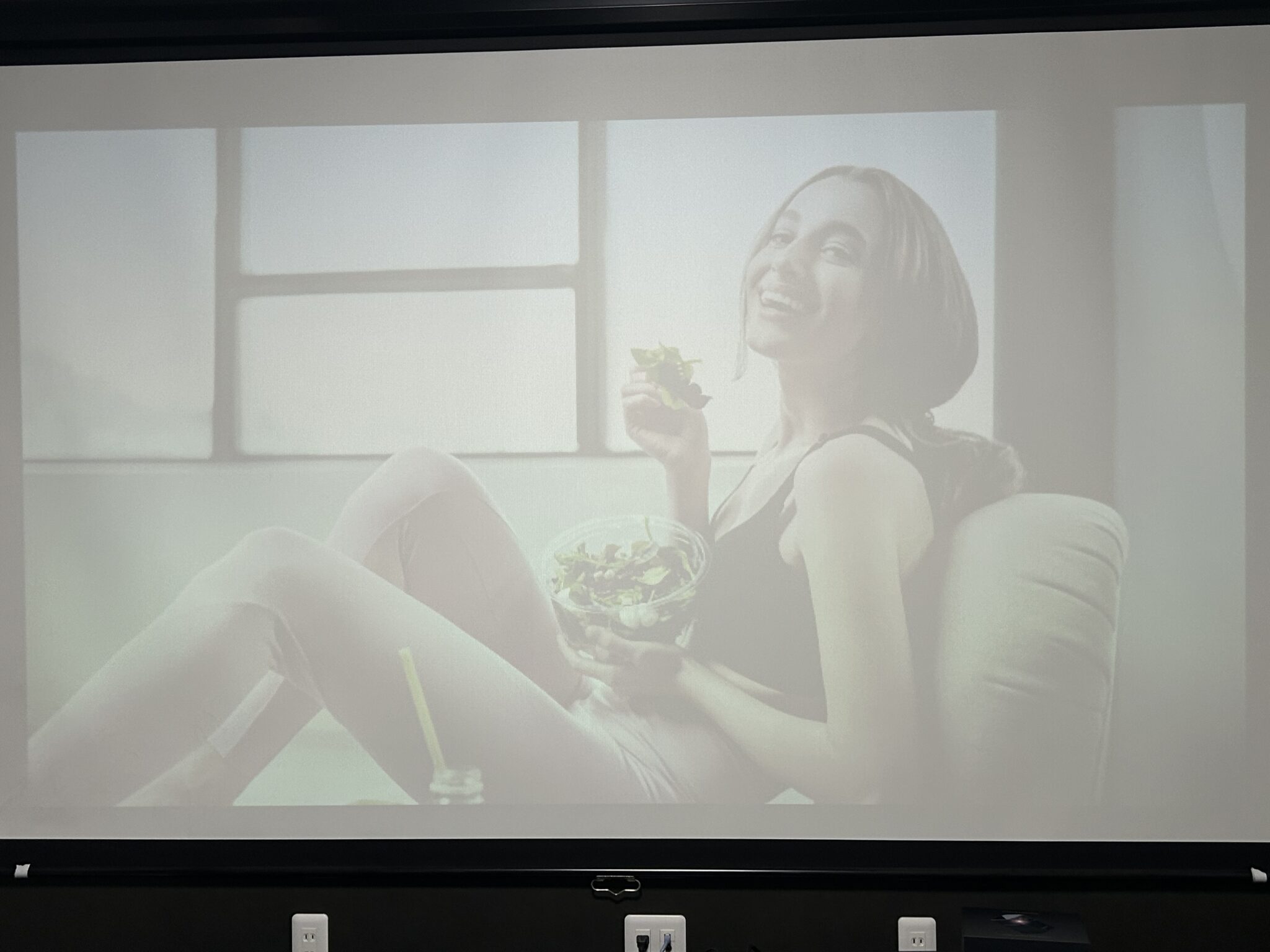 【口コミが知りたい人必見】Cinemage miniを徹底レビュー【超軽量の国産モバイルプロジェクター】