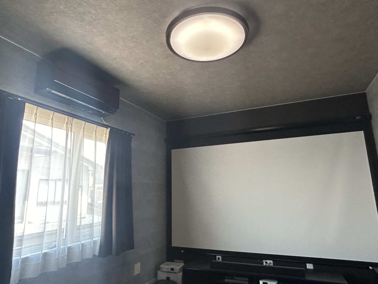 【EB-E01 vs EB-W06】エプソンのビジネスプロジェクターはどちらを買うべき？【実機比較】