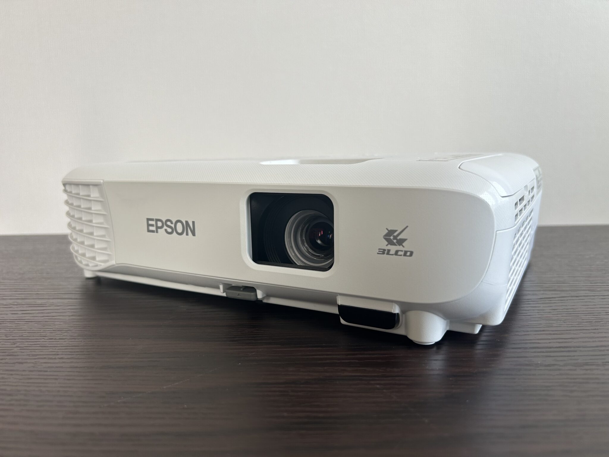 【一番お手頃なエントリーモデル】EPSON EB-E01を徹底レビュー【昼でも使える明るさ】
