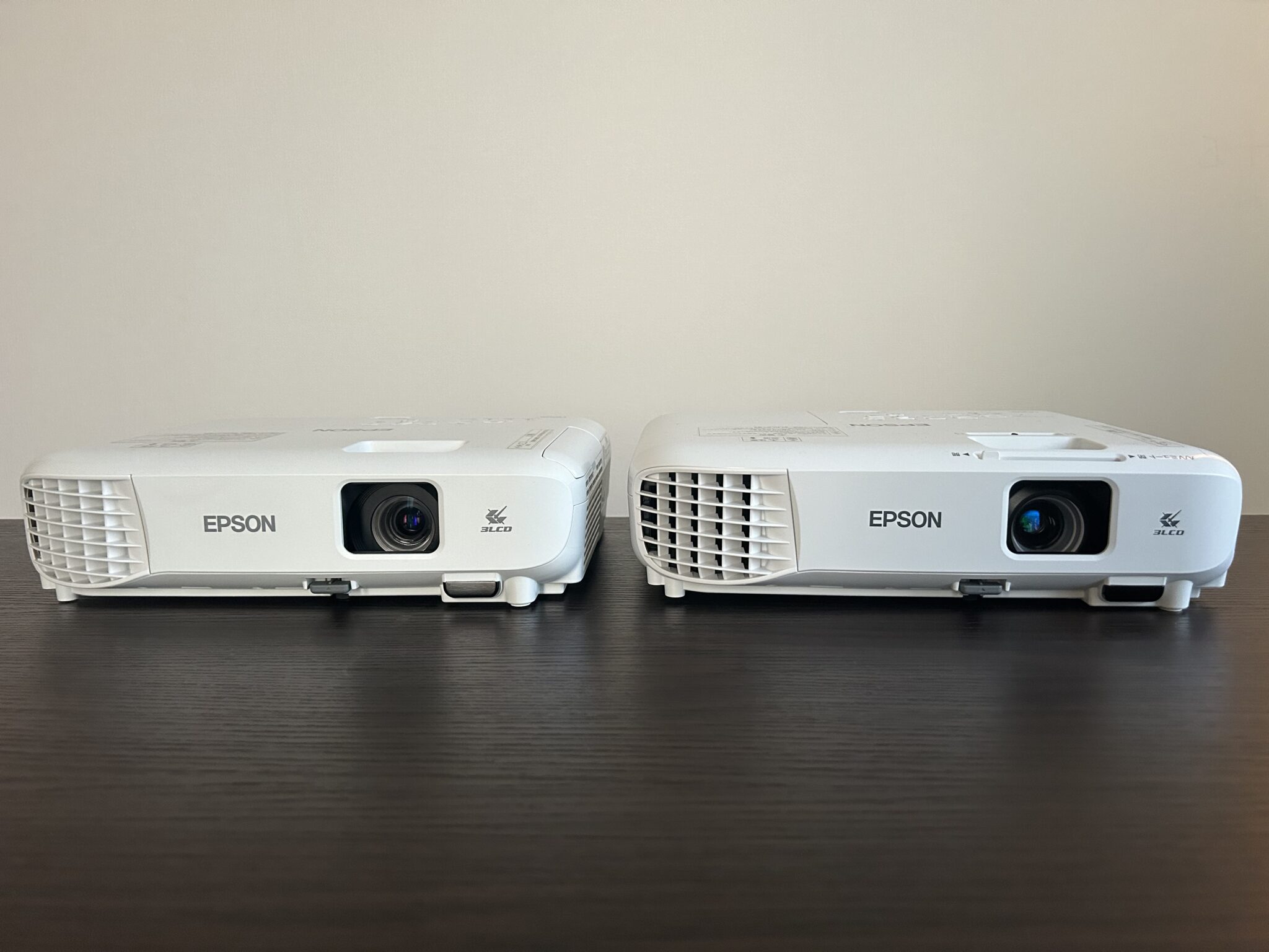 【EB-E01 vs EB-W06】エプソンのビジネスプロジェクターはどちらを買うべき？【実機比較】