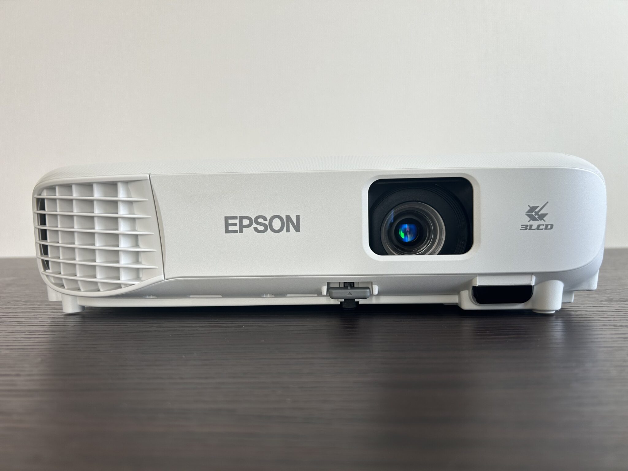 【一番お手頃なエントリーモデル】EPSON EB-E01を徹底レビュー【昼でも使える明るさ】