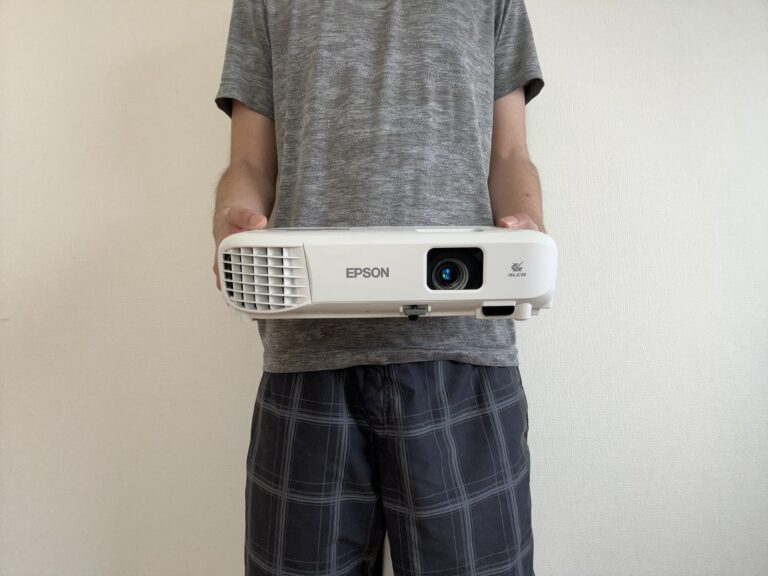 【一番お手頃なエントリーモデル】EPSON EB-E01を徹底レビュー【昼でも使える明るさ】