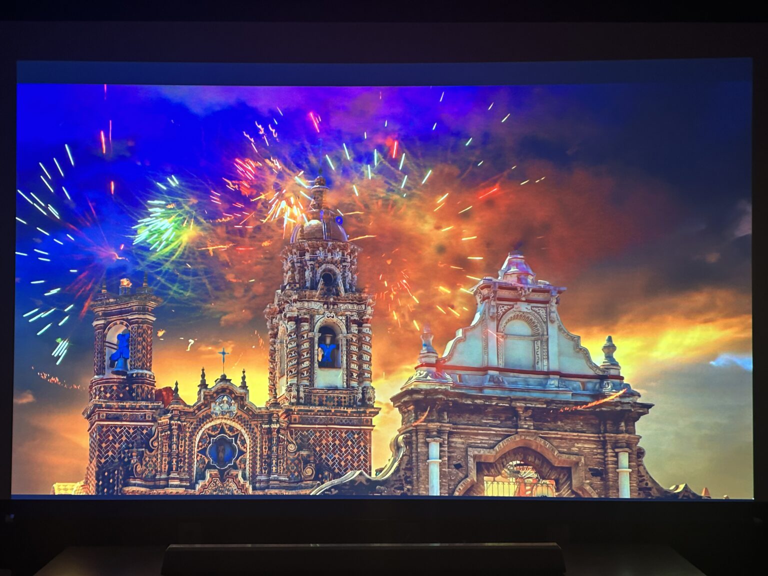 【EB-E01 vs EB-W06】エプソンのビジネスプロジェクターはどちらを買うべき？【実機比較】