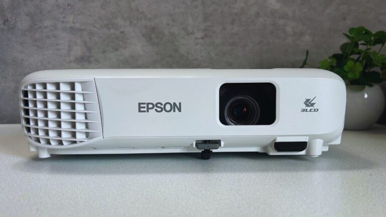 【一番お手頃なエントリーモデル】EPSON EB-E01を徹底レビュー【昼でも使える明るさ】